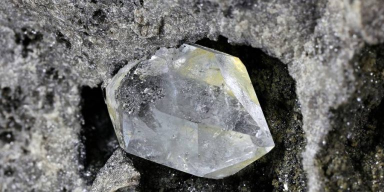 What Kind of Rocks Are Diamonds Found In? - Diamond101