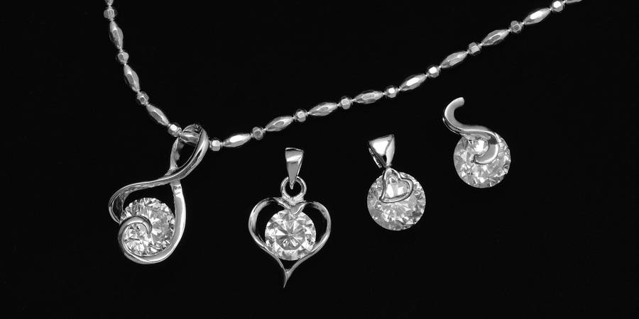 How Do You Pick A Diamond Pendant? - An Extensive Guide - Diamond101