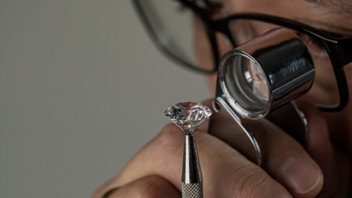 Diamond Vs. Quartz: Comparison Guide - Diamond101