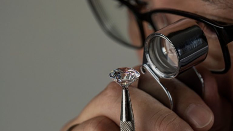 Diamond Vs. Quartz: Comparison Guide - Diamond101