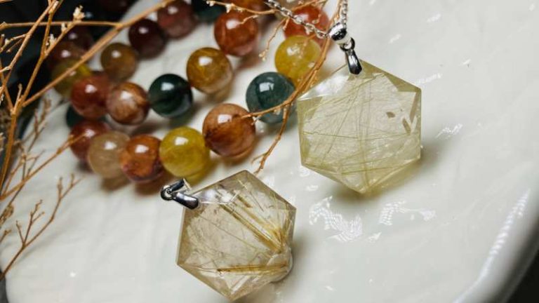 What Are Simulated Diamonds? Learn About Diamond Simulants - Diamond101