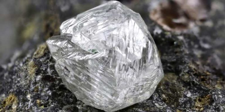 White Topaz Vs. Diamond: Comparison Guide - Diamond101